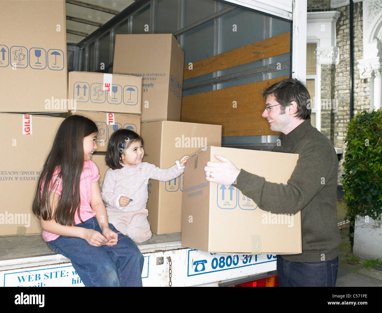 Unpacking van hi-res stock photography and images - Alamy