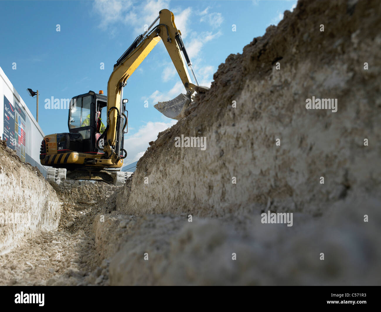 Men digging ditch hi-res stock photography and images - Alamy