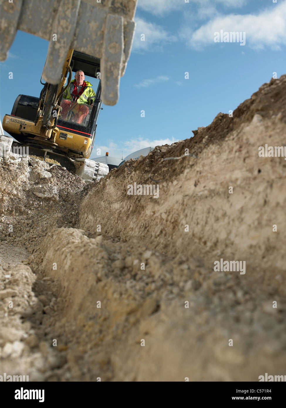 Men digging ditch hi-res stock photography and images - Alamy