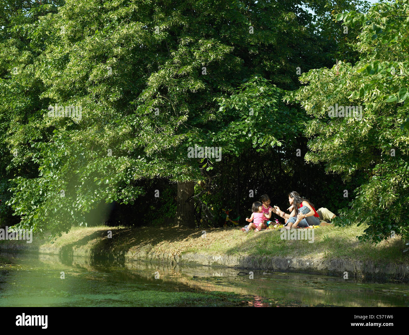 Side riverbank hi-res stock photography and images - Alamy