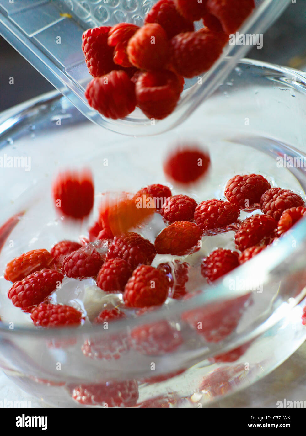 Raspberries in bowl of ice water Stock Photo - Alamy