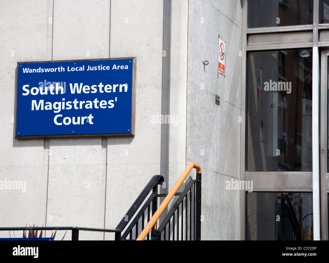 Magistrates court sign hi-res stock photography and images - Alamy