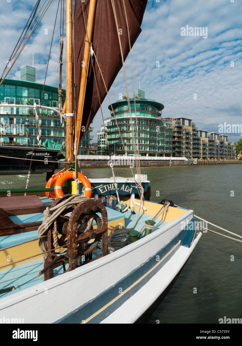 Old thames sailing barge hi-res stock photography and images - Alamy