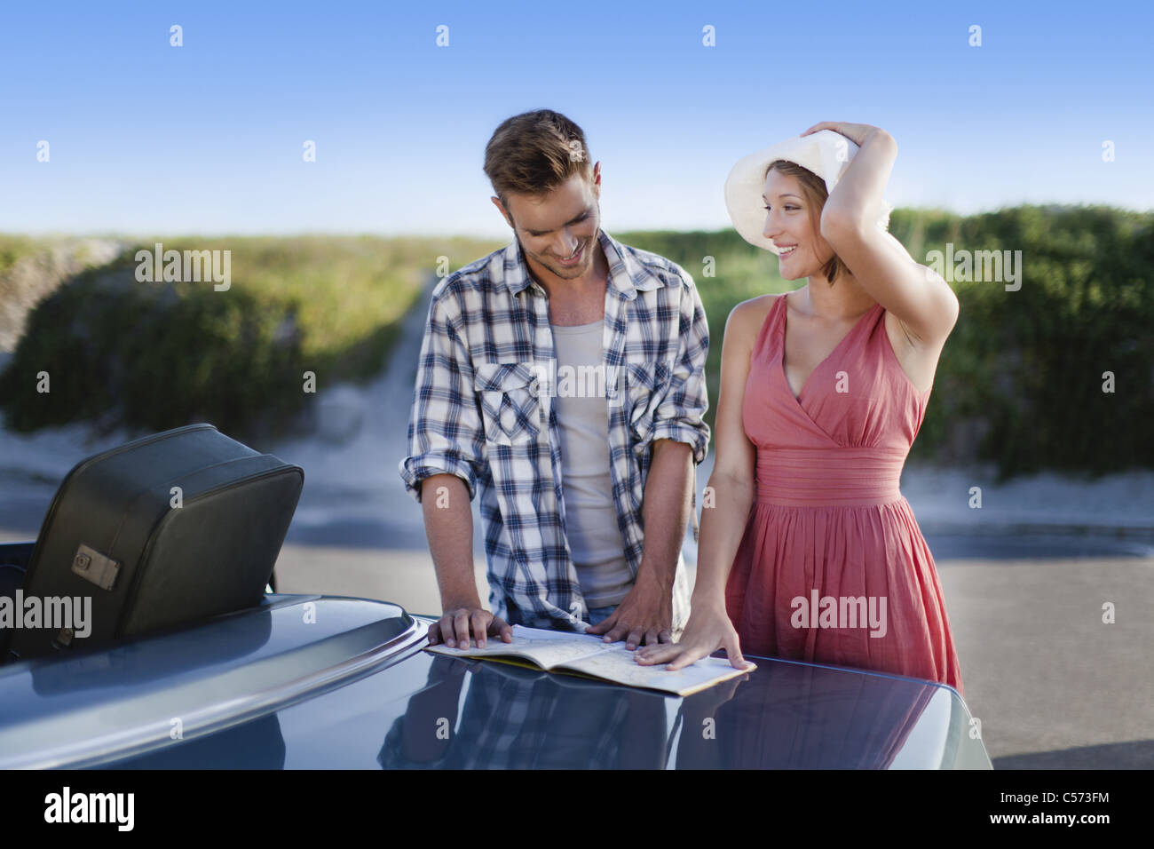 Men reading looking street map hi-res stock photography and images - Alamy