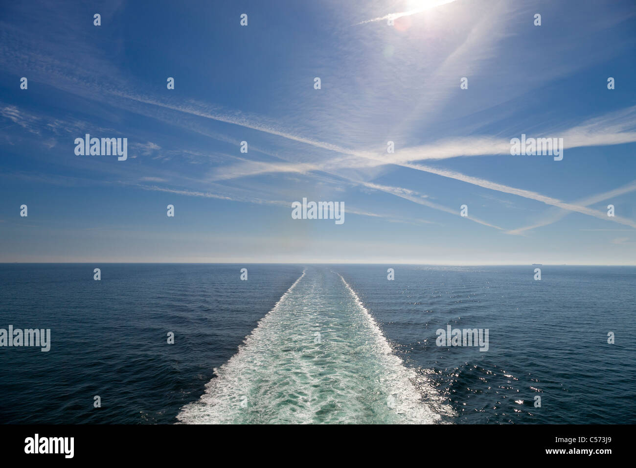 Ship wake behind sailing ship hi-res stock photography and images - Alamy