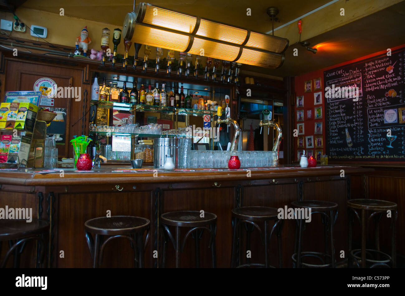 Empty bar counter hi-res stock photography and images - Alamy