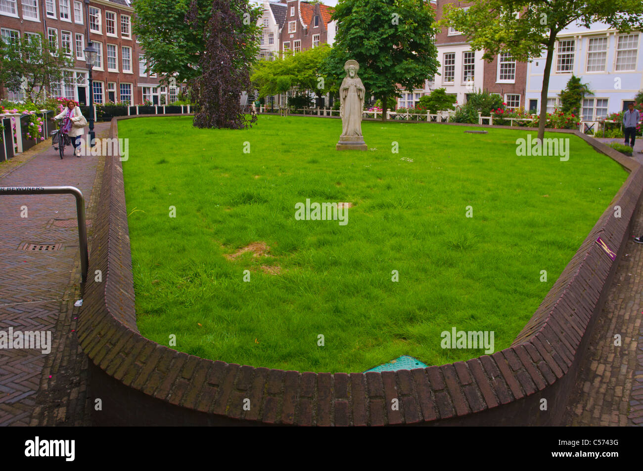 Begijnhof the old inner city courtyard central Amsterdam the ...