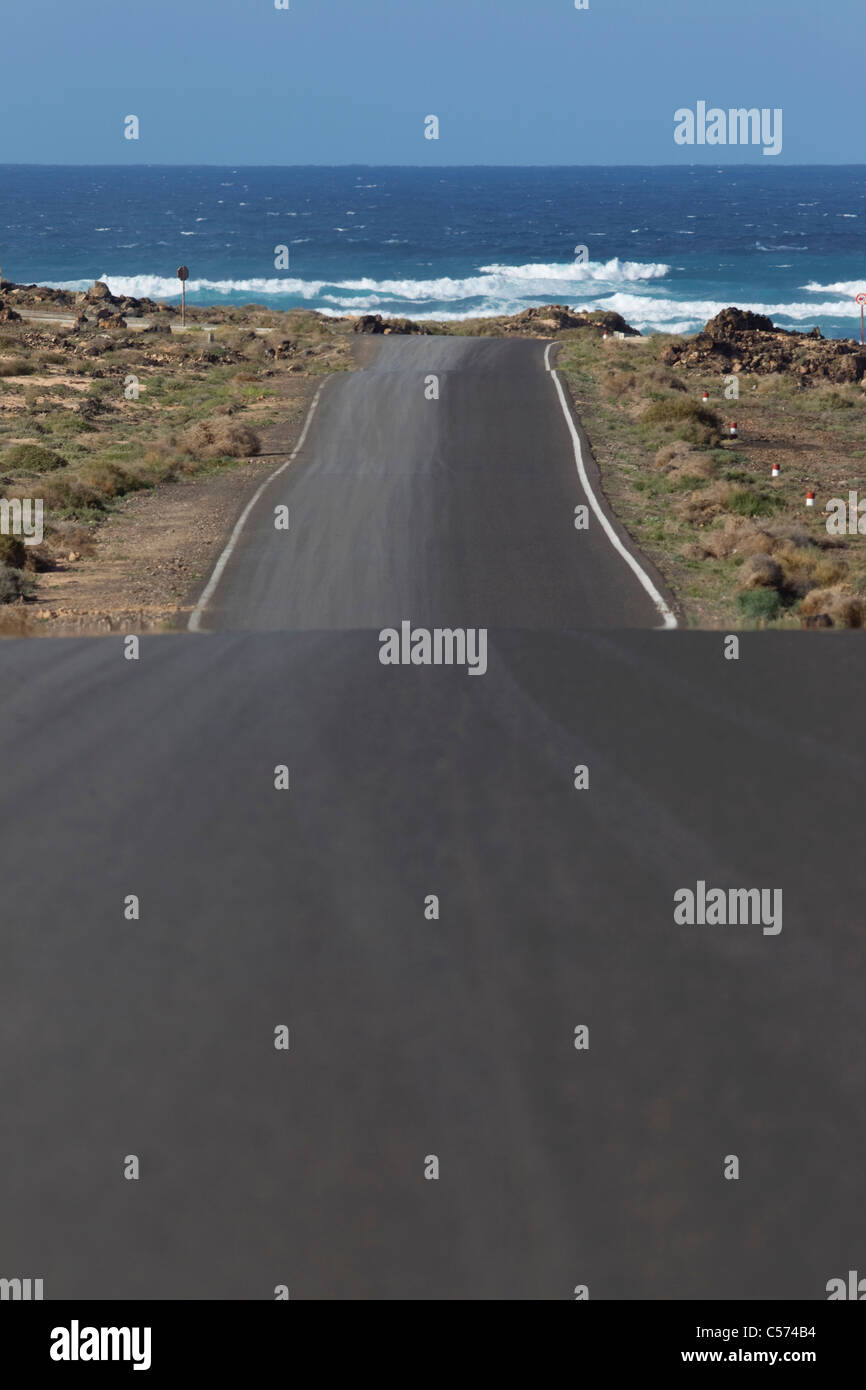 Paved road beach hi-res stock photography and images - Alamy