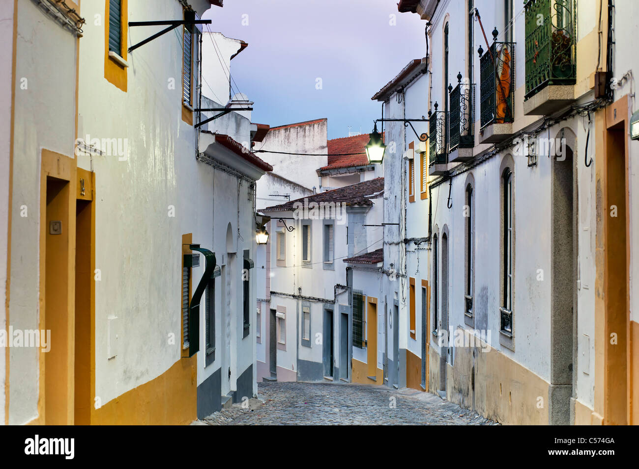 Old street evora city hi-res stock photography and images - Alamy
