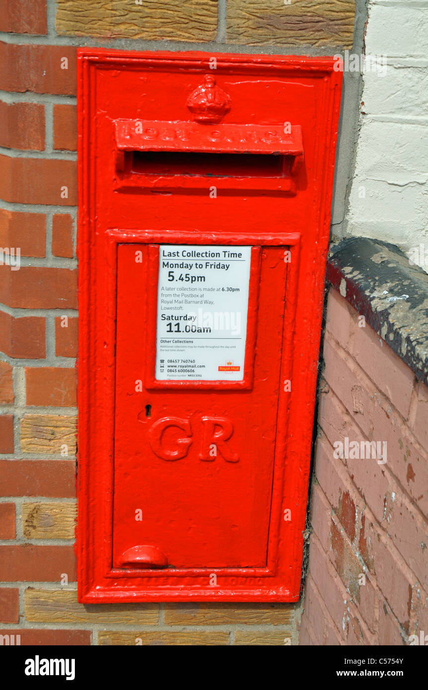 Lowestoft, Suffolk, England: red letter box Stock Photo - Alamy
