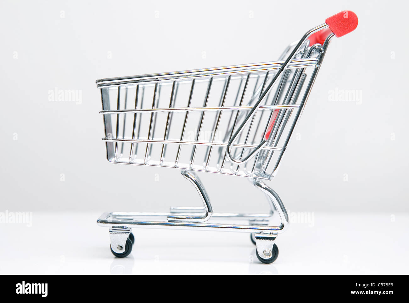 Empty shopping cart Stock Photo - Alamy
