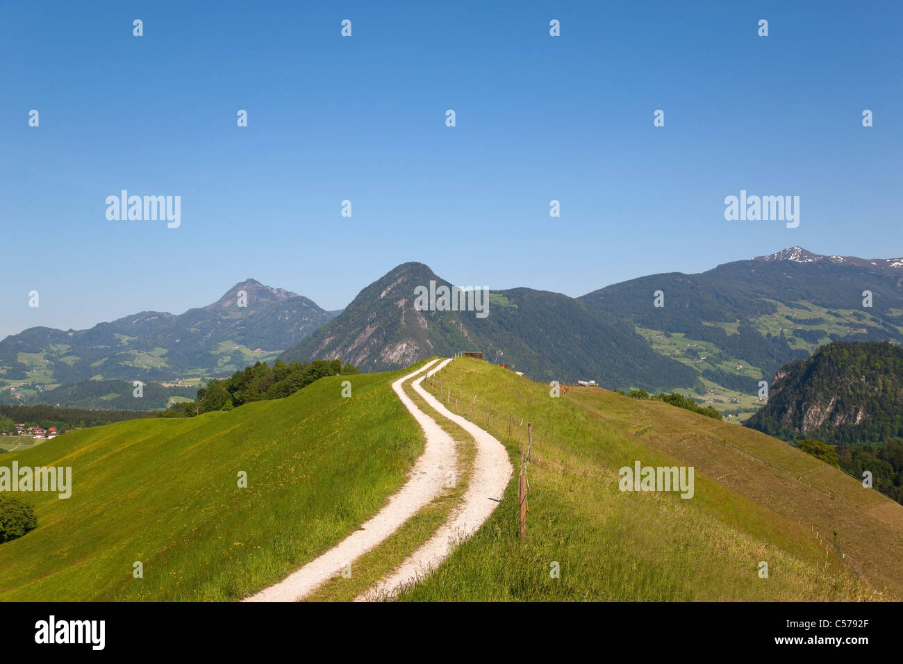 Hillside roadway hi-res stock photography and images - Alamy