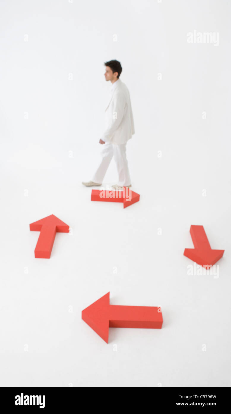 White arrows opposite circle hi-res stock photography and images - Alamy