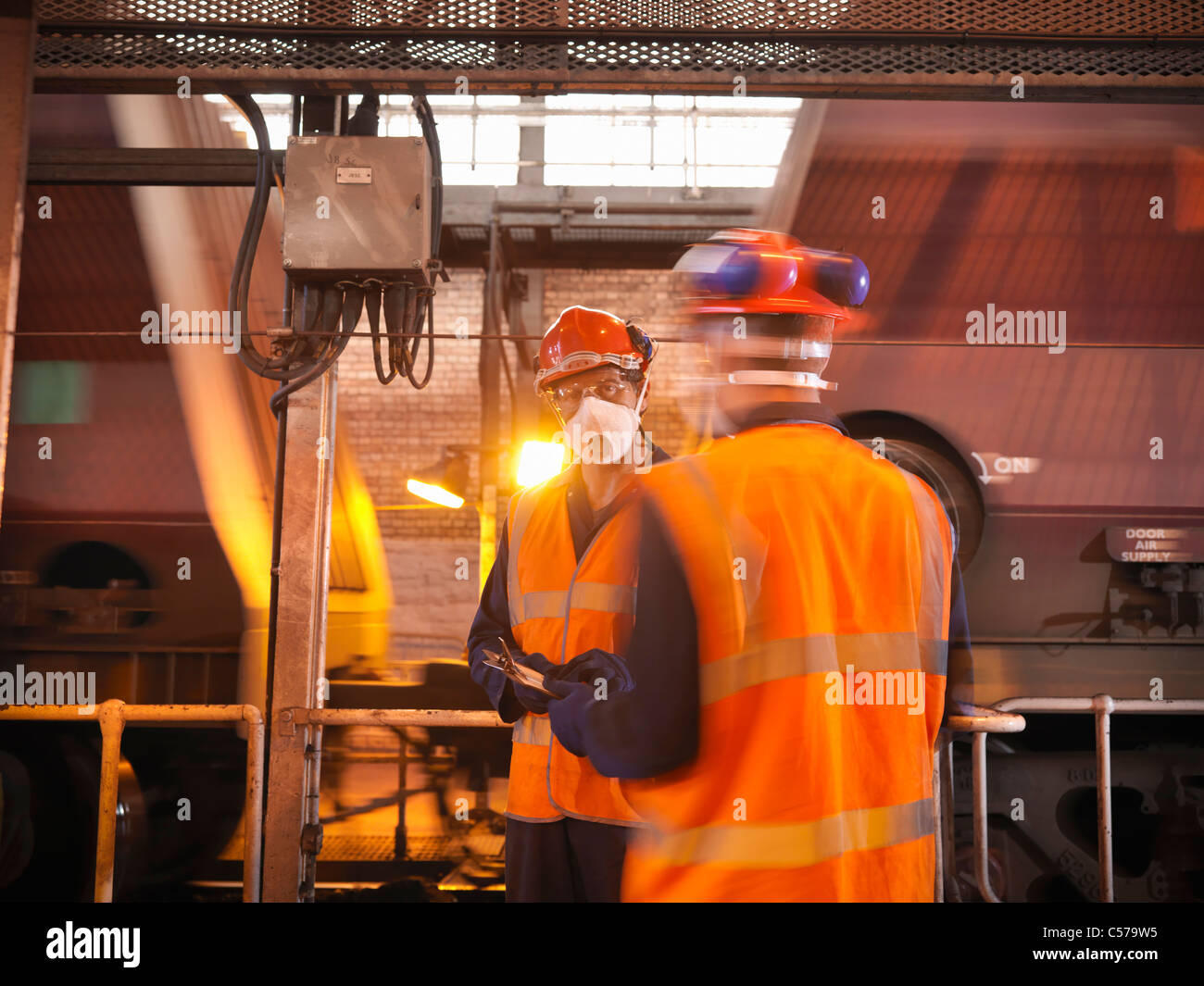 Worker wearing mask hi-res stock photography and images - Alamy