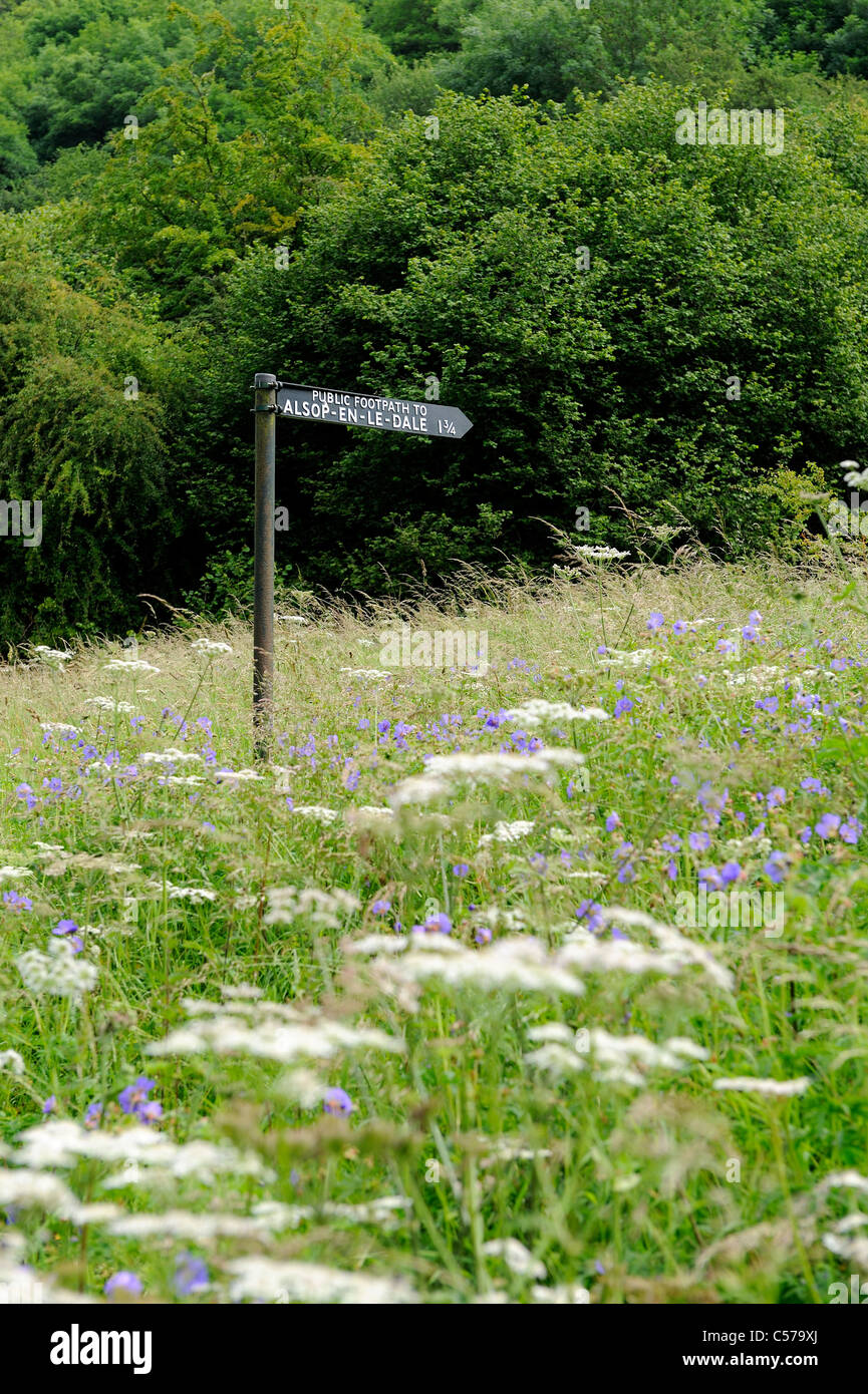 Footpath sign and post hi-res stock photography and images - Alamy