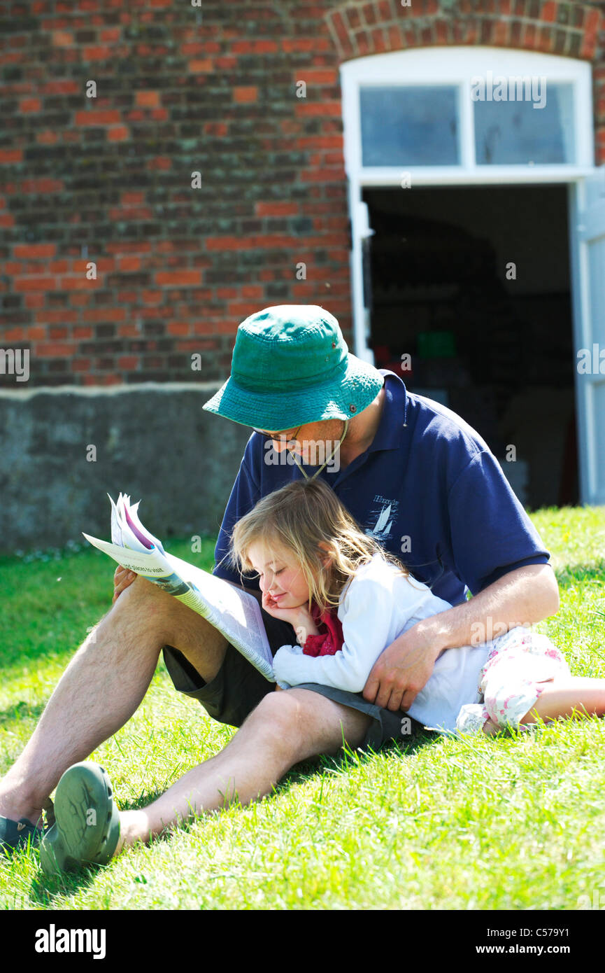 Father daughter reading newspaper hi-res stock photography and images ...