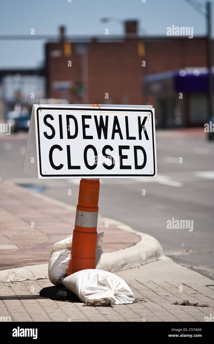 Sidewalk closed sign hi-res stock photography and images - Alamy