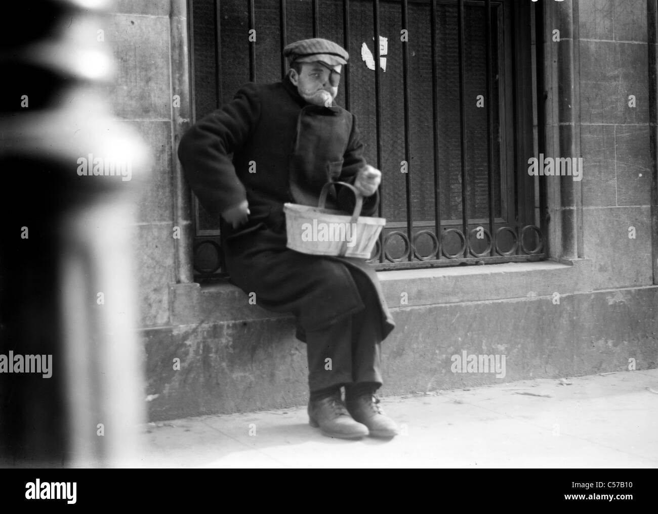 Homeless beggar new york city Black and White Stock Photos & Images - Alamy