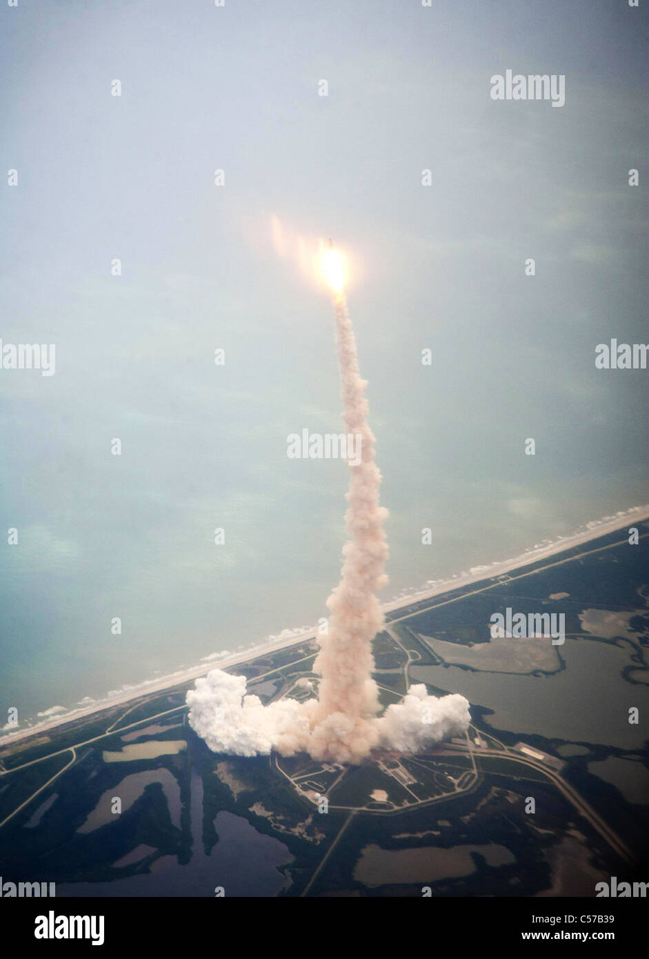 Shuttle take off aerial hi-res stock photography and images - Alamy