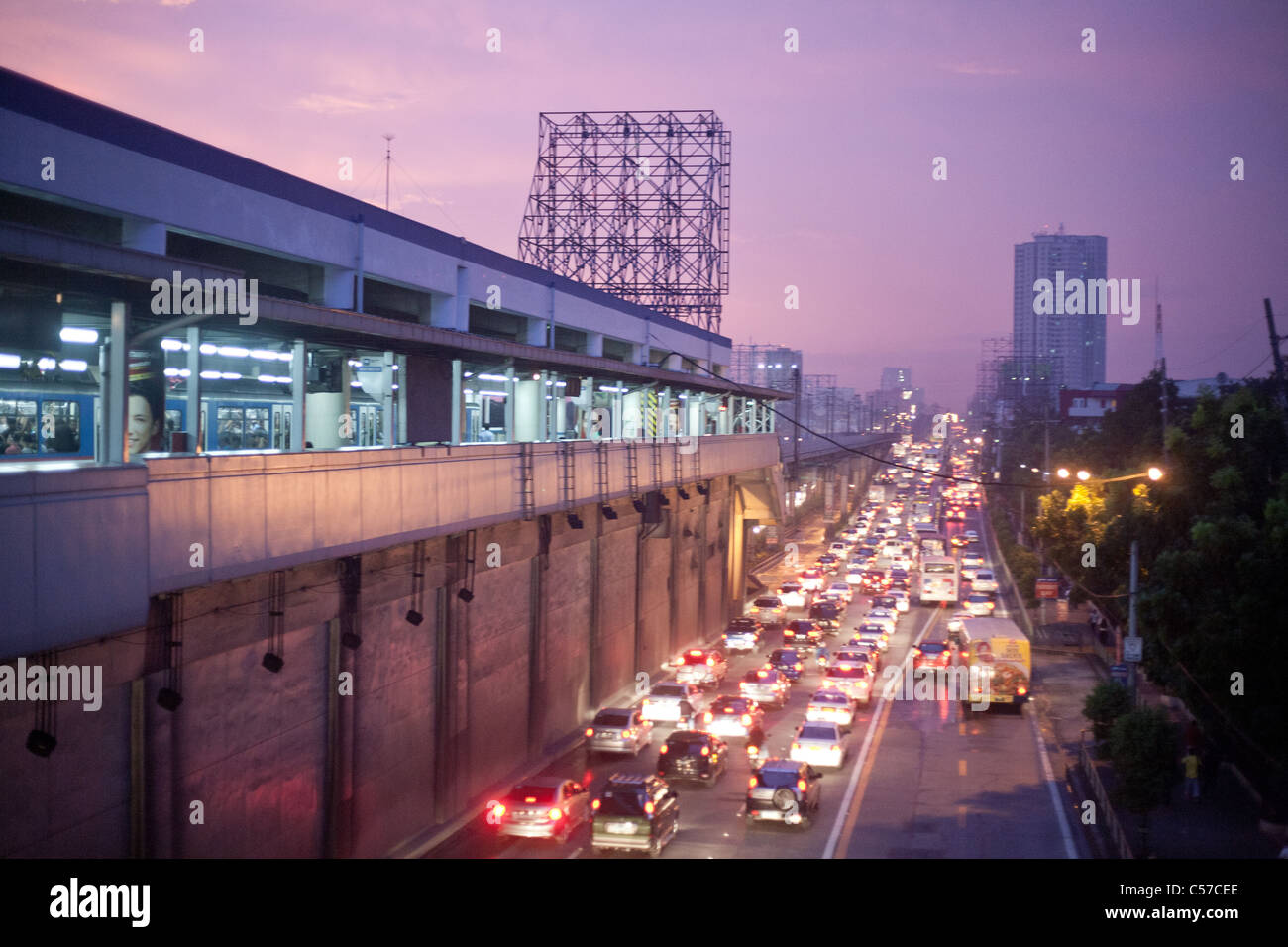 Evening rush hour in Manila next to the LRT train station Stock Photo ...