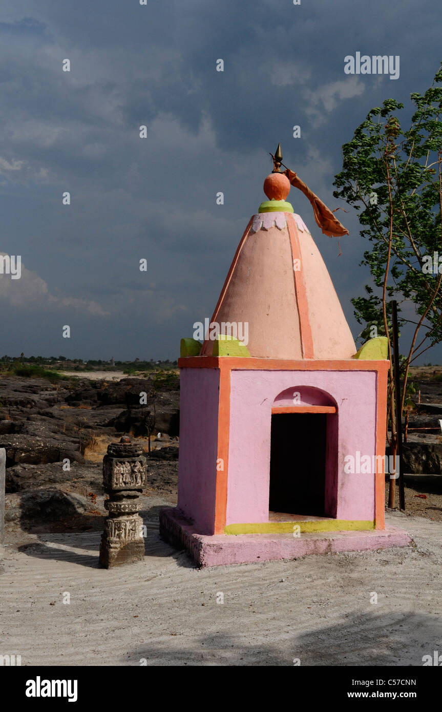 Hindu worship small hindu temple hi-res stock photography and images ...