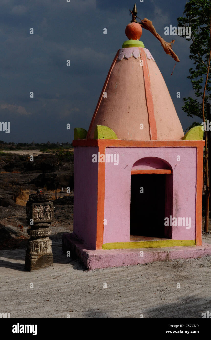 Hindu worship small hindu temple hi-res stock photography and images ...