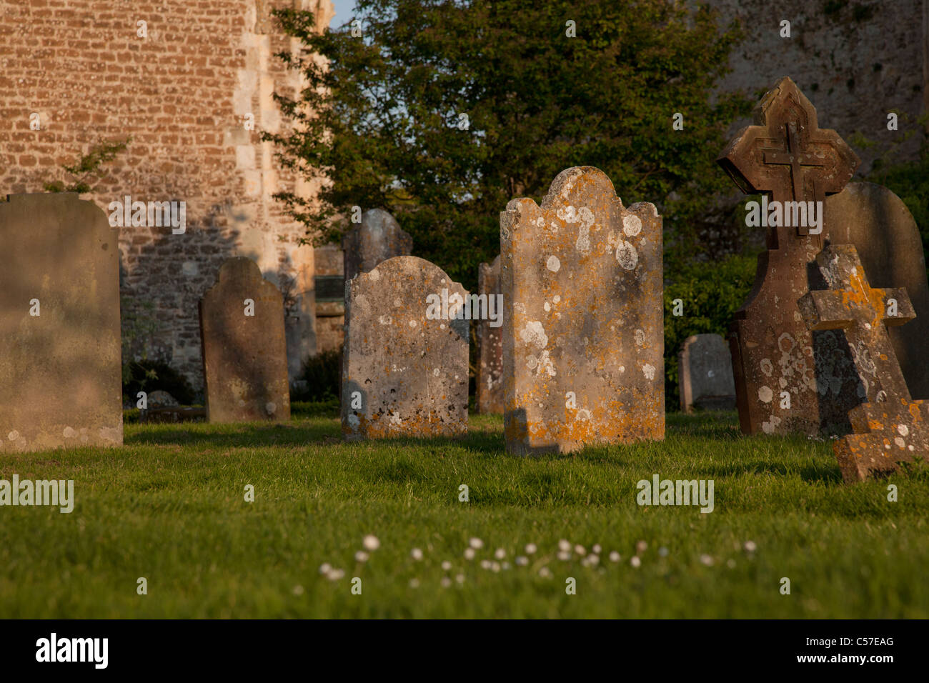Old fashioned headstone hi-res stock photography and images - Alamy