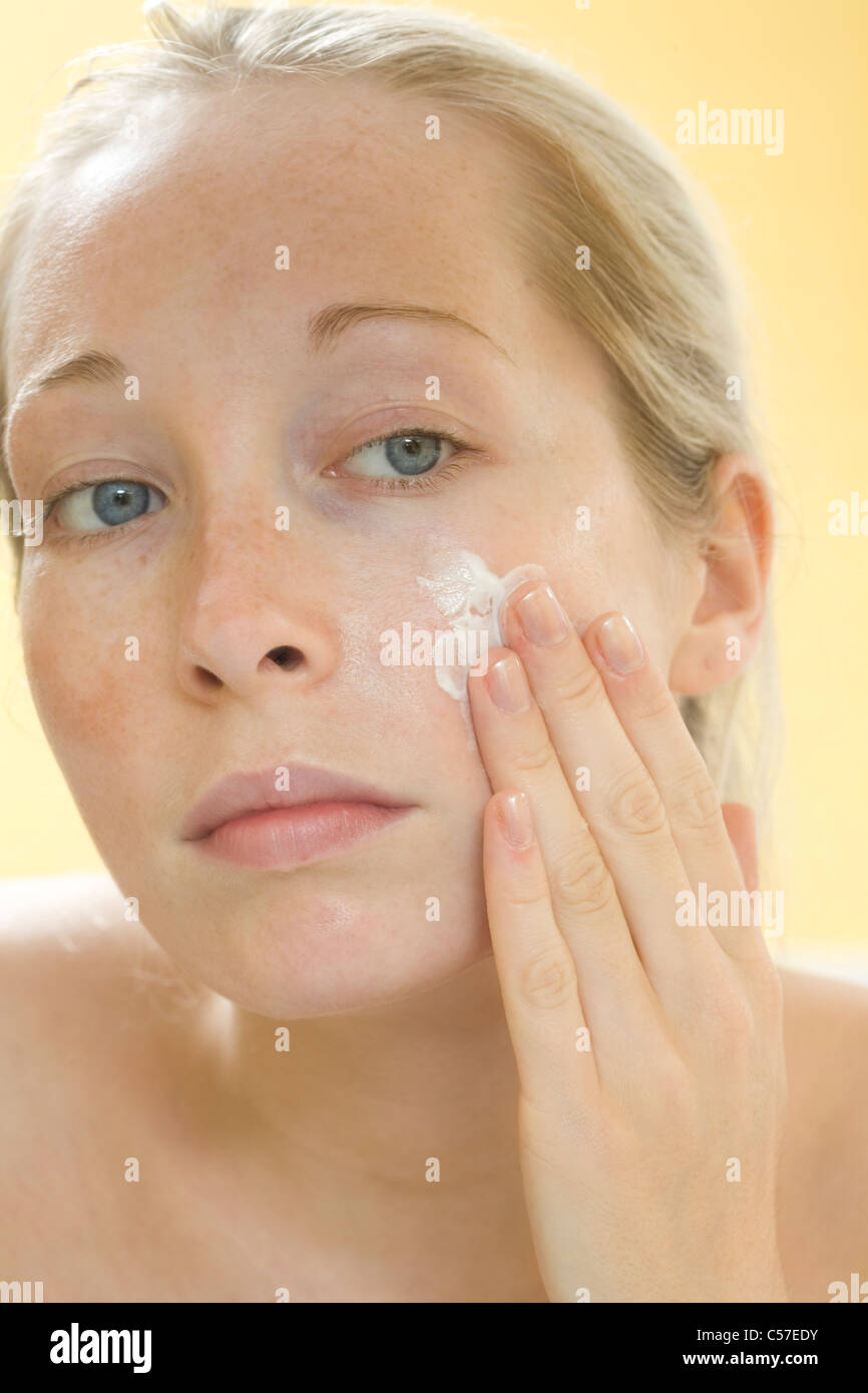 Makeup rubbing hi-res stock photography and images - Alamy
