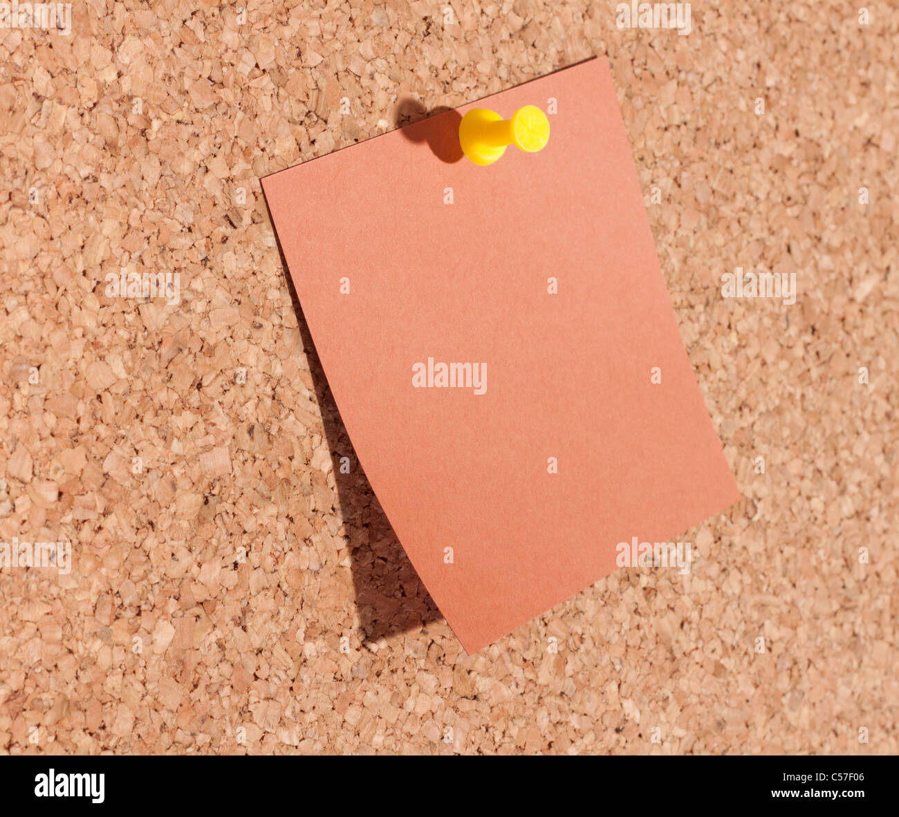Blanked note paper on a bulletin board with pushpin Stock Photo - Alamy
