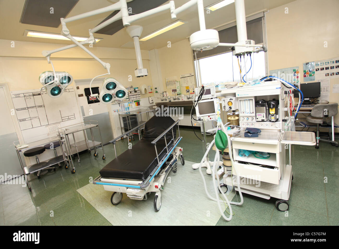 Eye operation theatre hi-res stock photography and images - Alamy