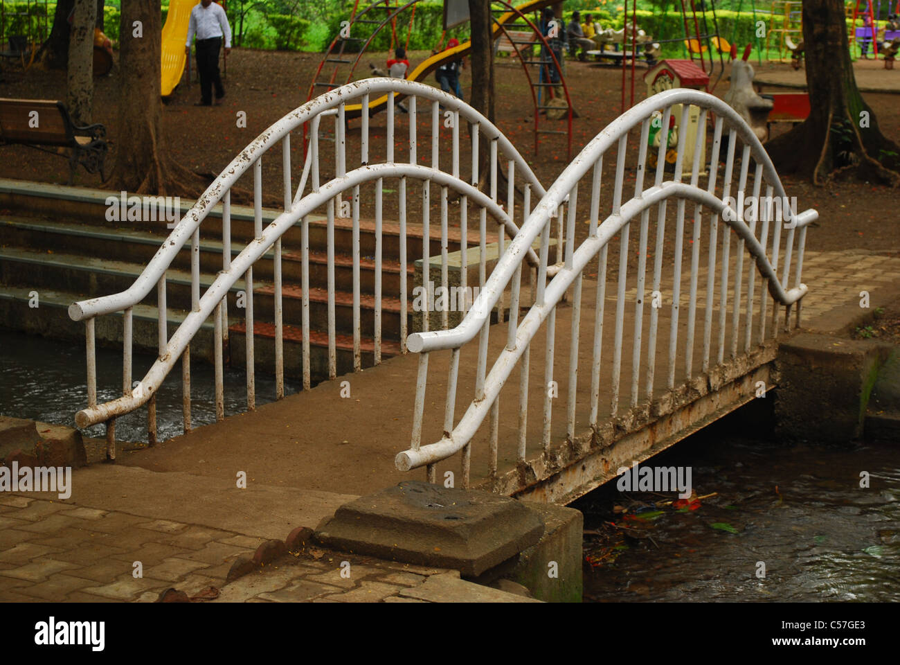 garden crossing small bridge Stock Photo - Alamy