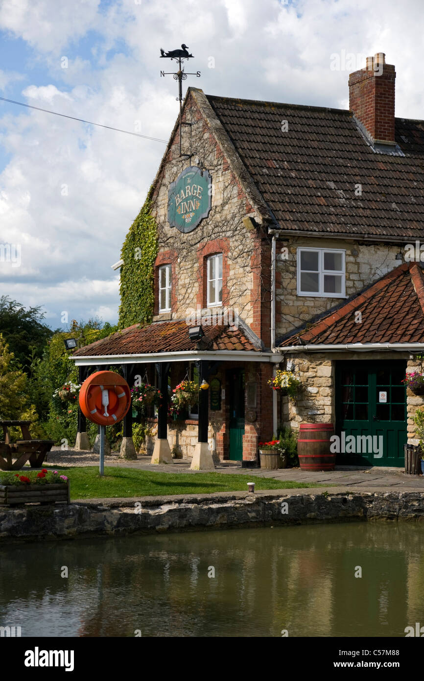 Kennet and avon canal barge inn hi-res stock photography and images - Alamy