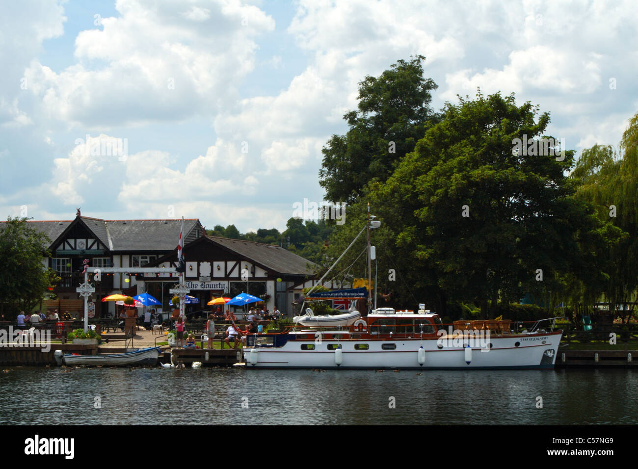 The Bounty pub situated at Cockmarsh on the River Thames between ...