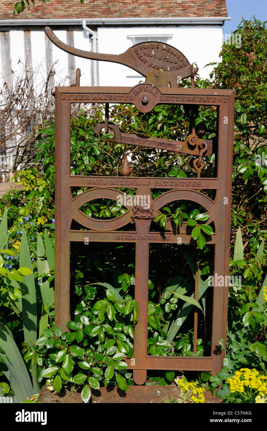 Old weighing machine scales hi-res stock photography and images - Alamy