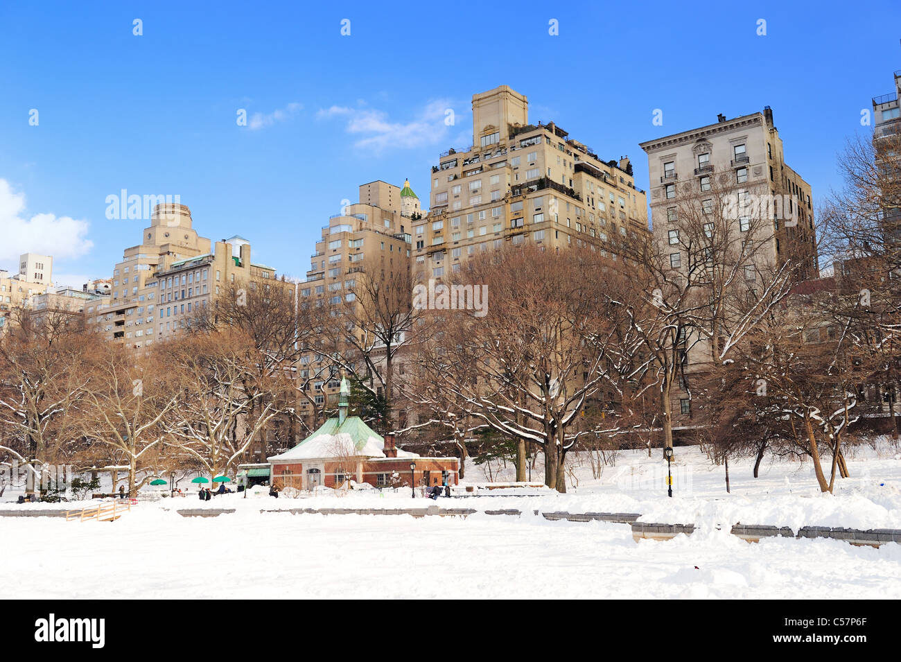 New York City Manhattan Central Park in winter with snow and city ...