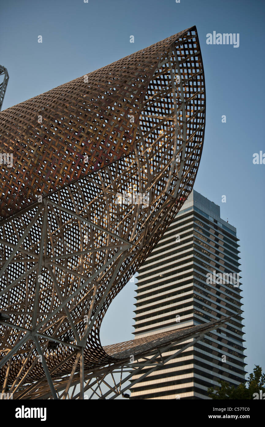 Frank gehry sculpture tower building hi-res stock photography and ...