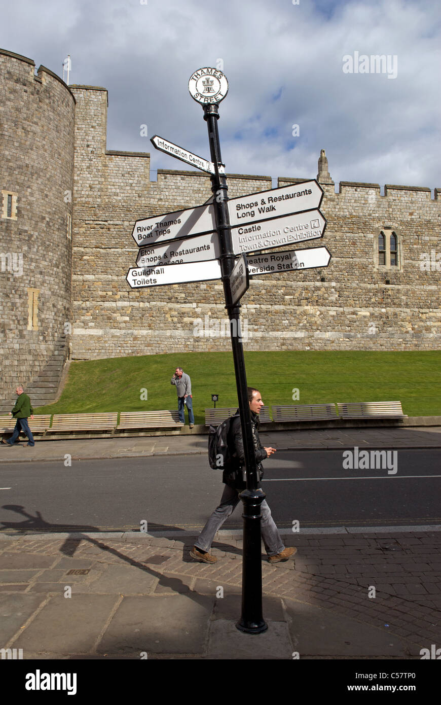 Windsor castle sign hi-res stock photography and images - Alamy