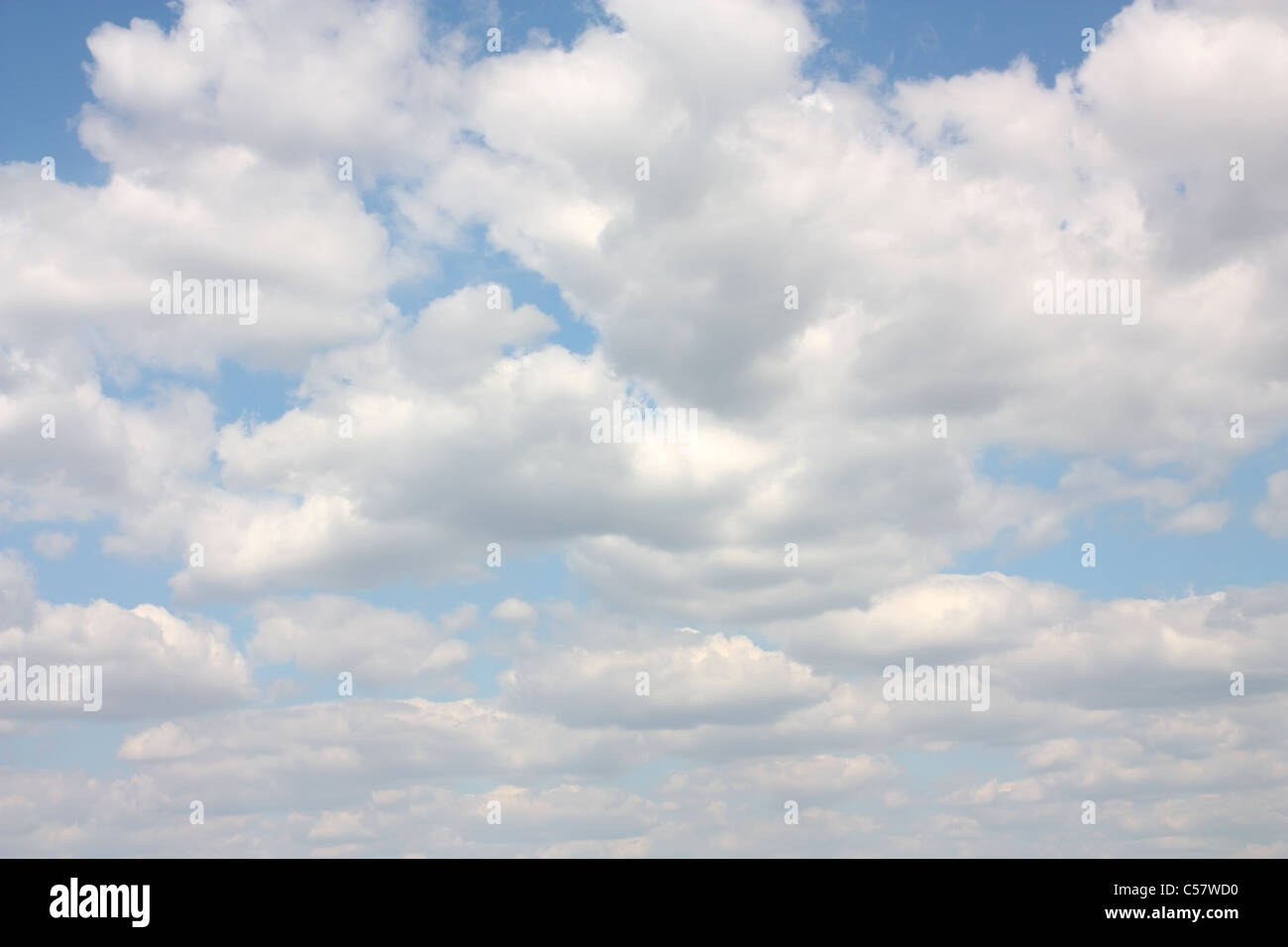 Overcast sky background hi-res stock photography and images - Alamy