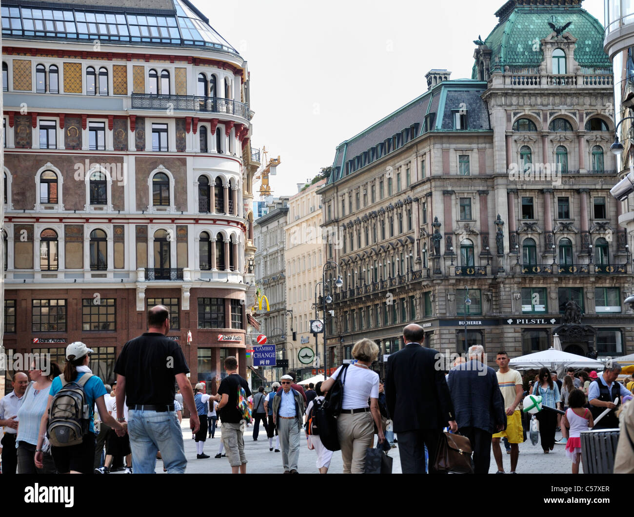 Pedestrians on Stephansplatz square, 1st district, Vienna, Austria ...