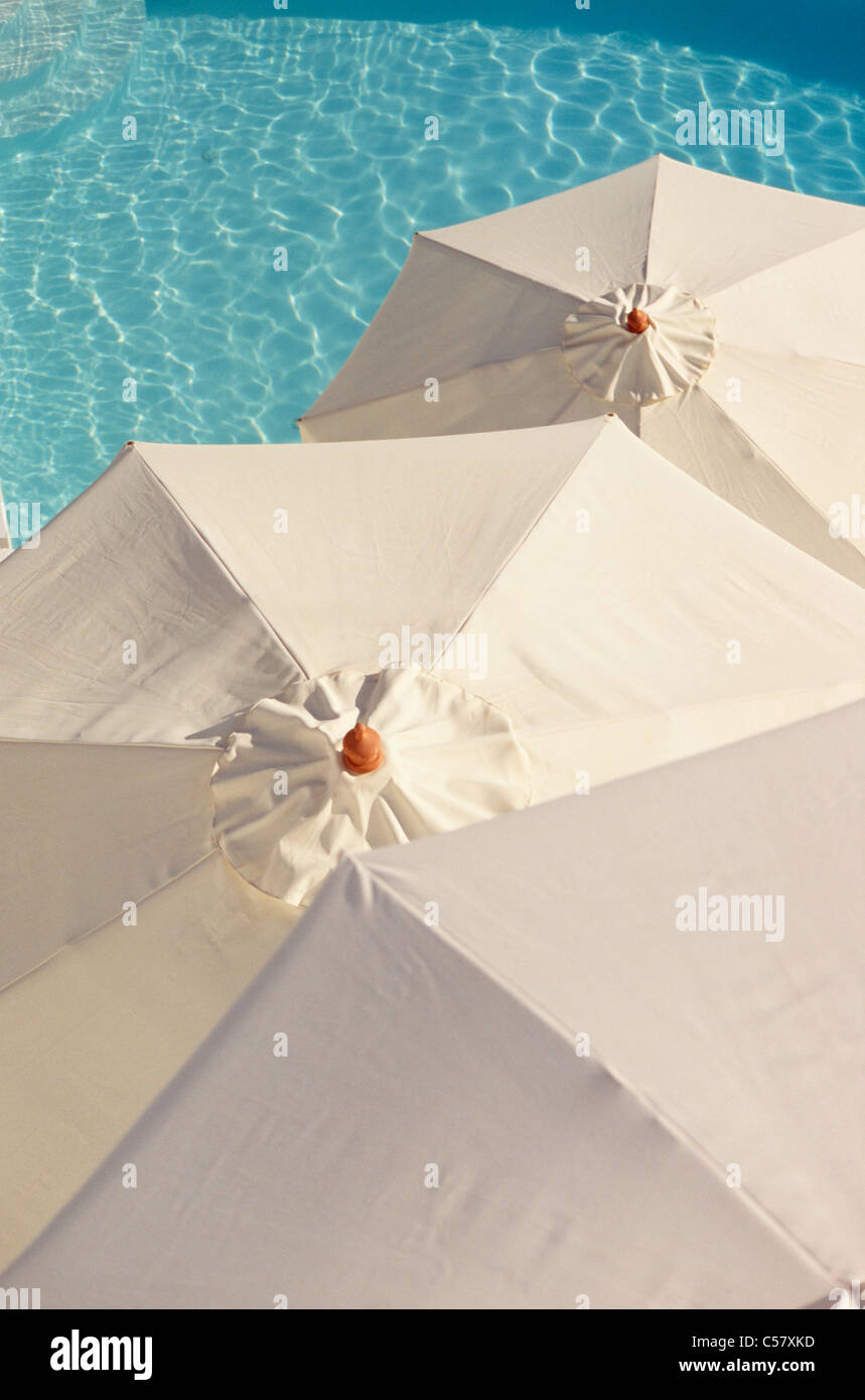 Parasols by swimming pool Stock Photo - Alamy