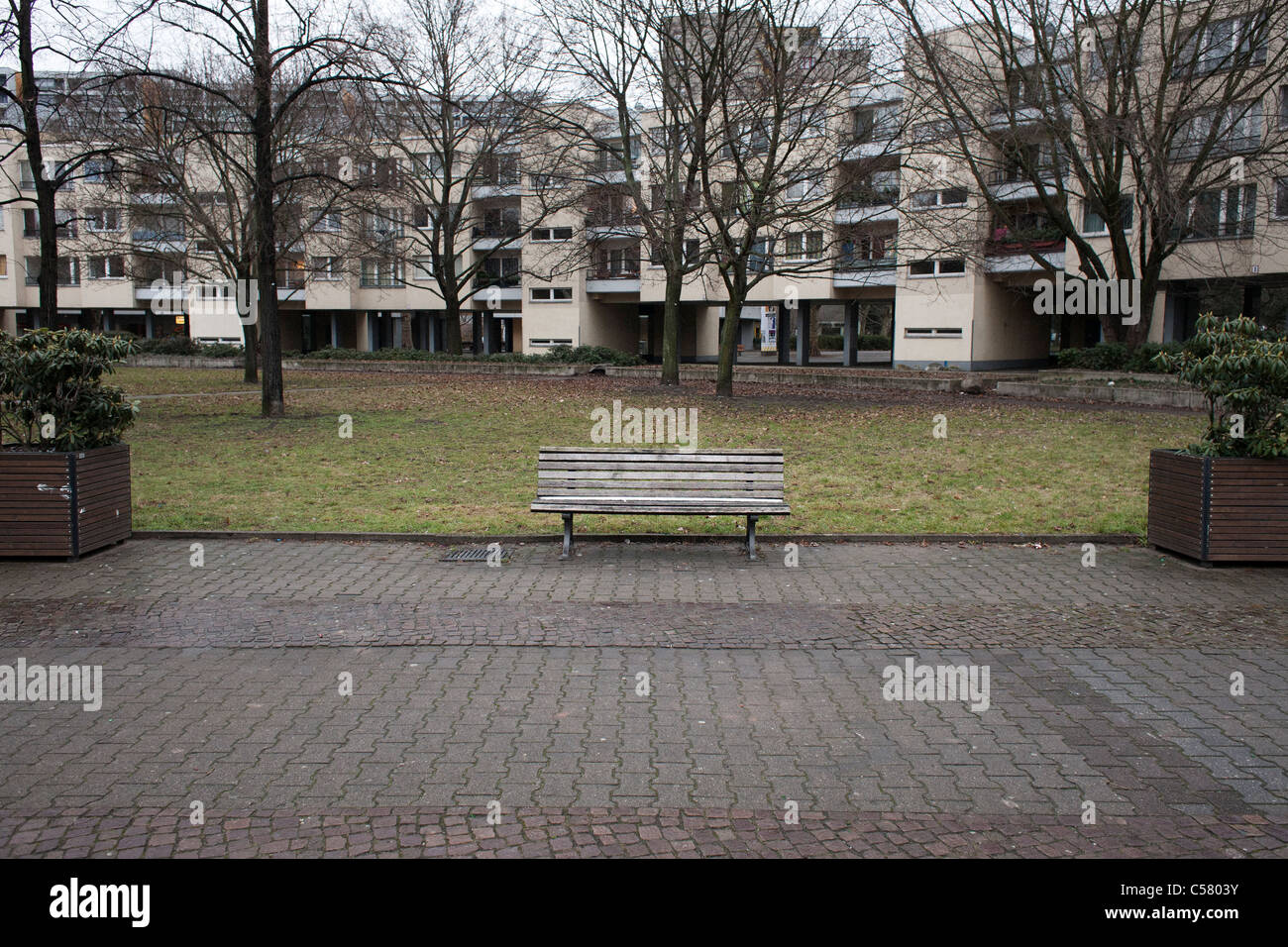 Bench in the Mehringplatz. Kreuzberg, Berlin, Germany Stock Photo - Alamy