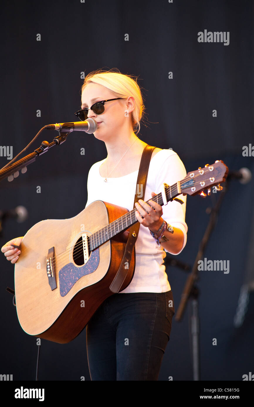 Laura marling singing hi-res stock photography and images - Alamy