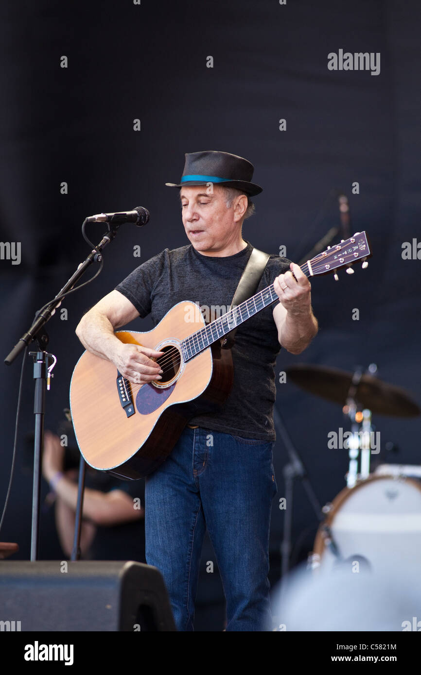 Paul simon 2011 singer hi-res stock photography and images - Alamy