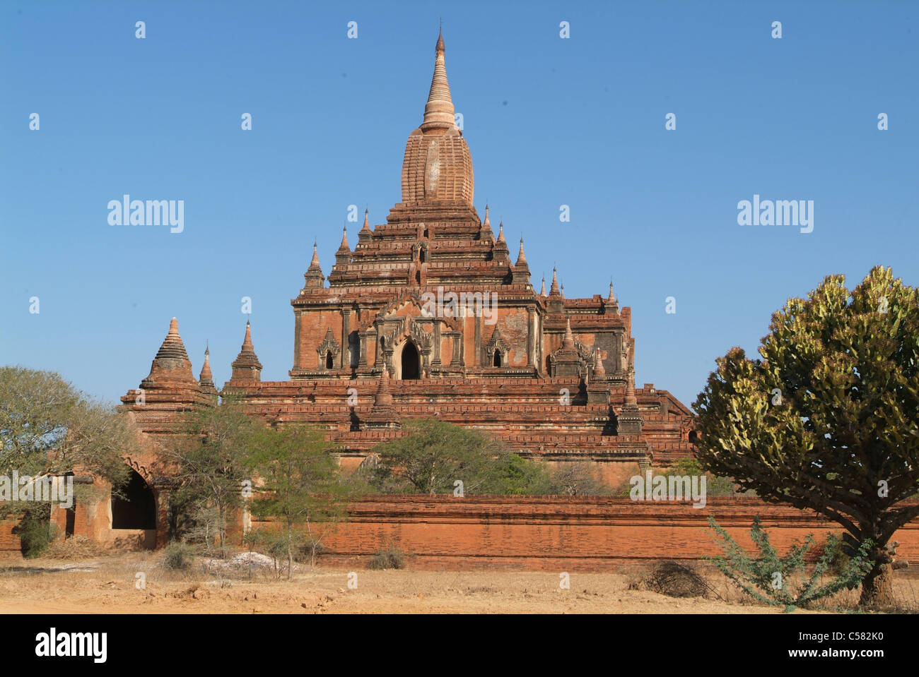 Bagan temple hi-res stock photography and images - Alamy