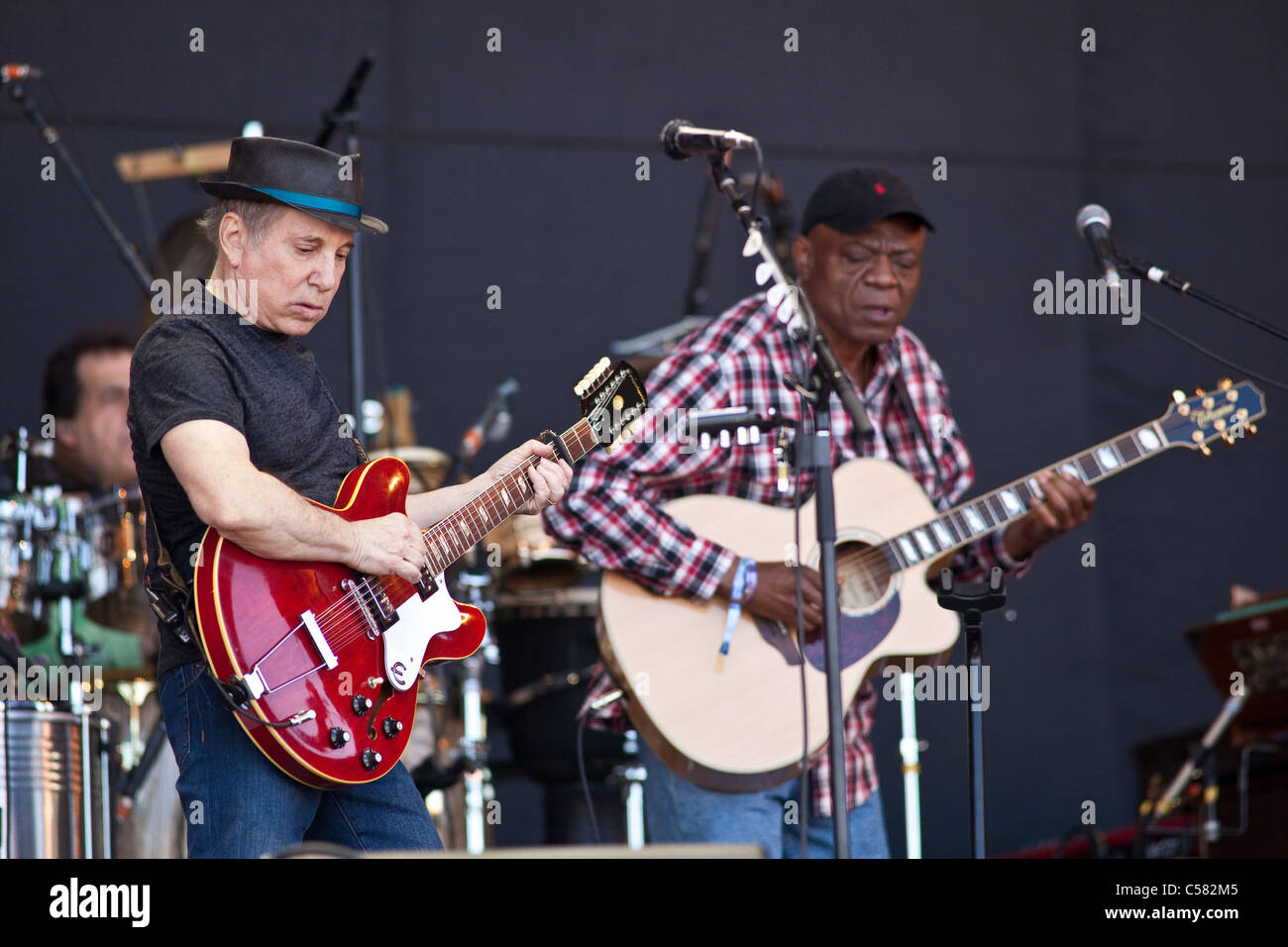 Paul simon 2011 singer hi-res stock photography and images - Alamy