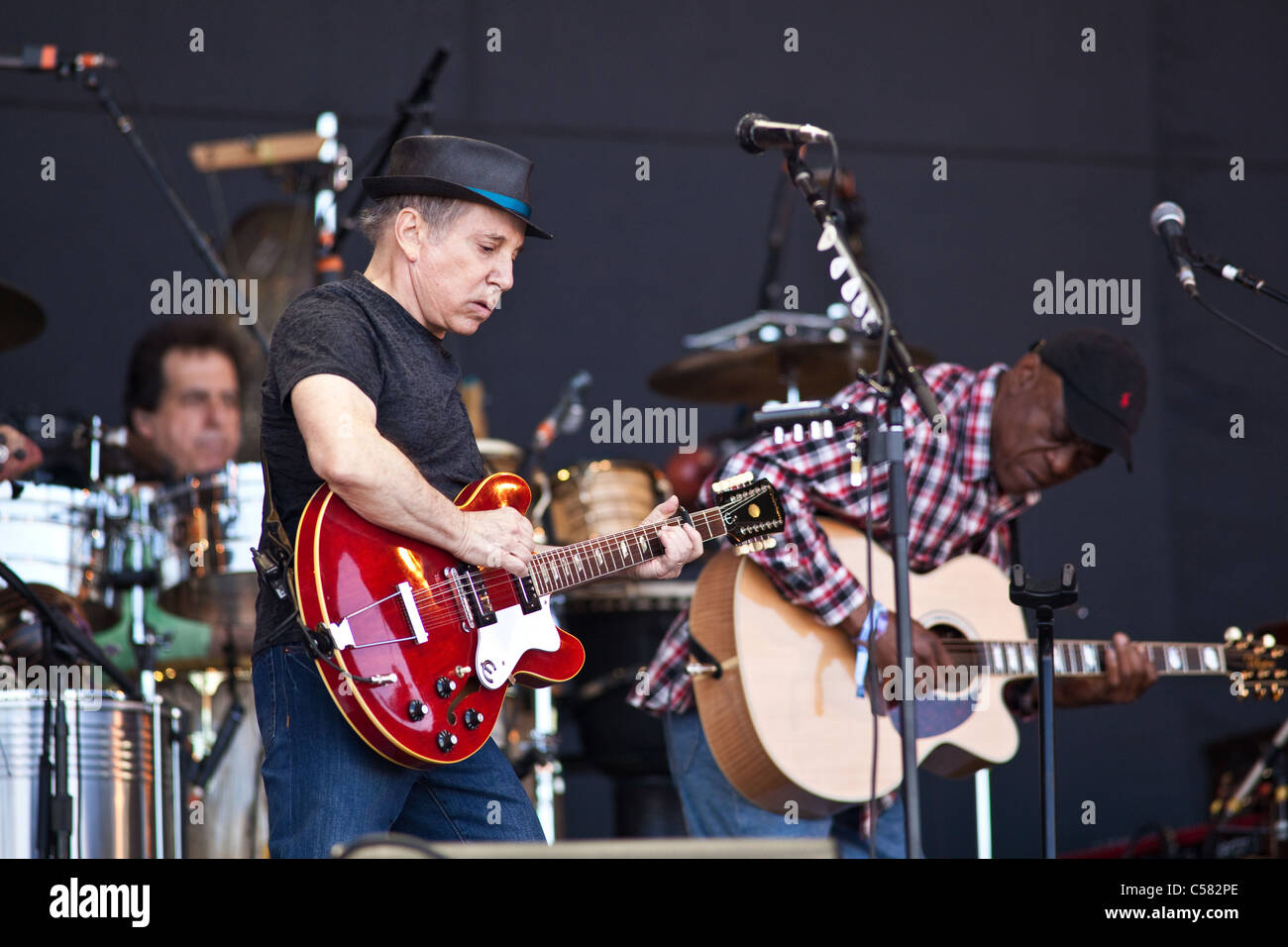 Paul simon 2011 singer hi-res stock photography and images - Alamy