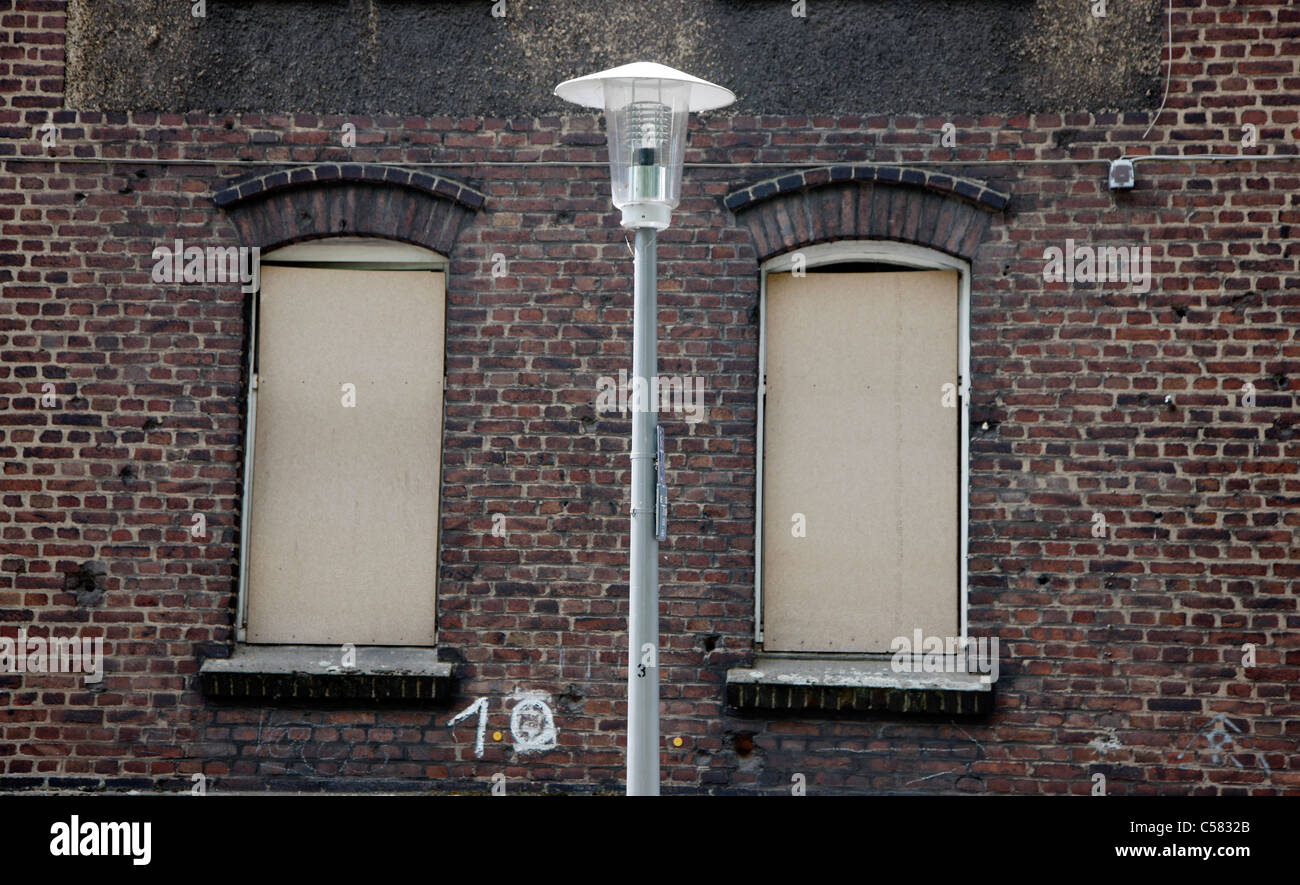 Condemned house hi-res stock photography and images - Alamy