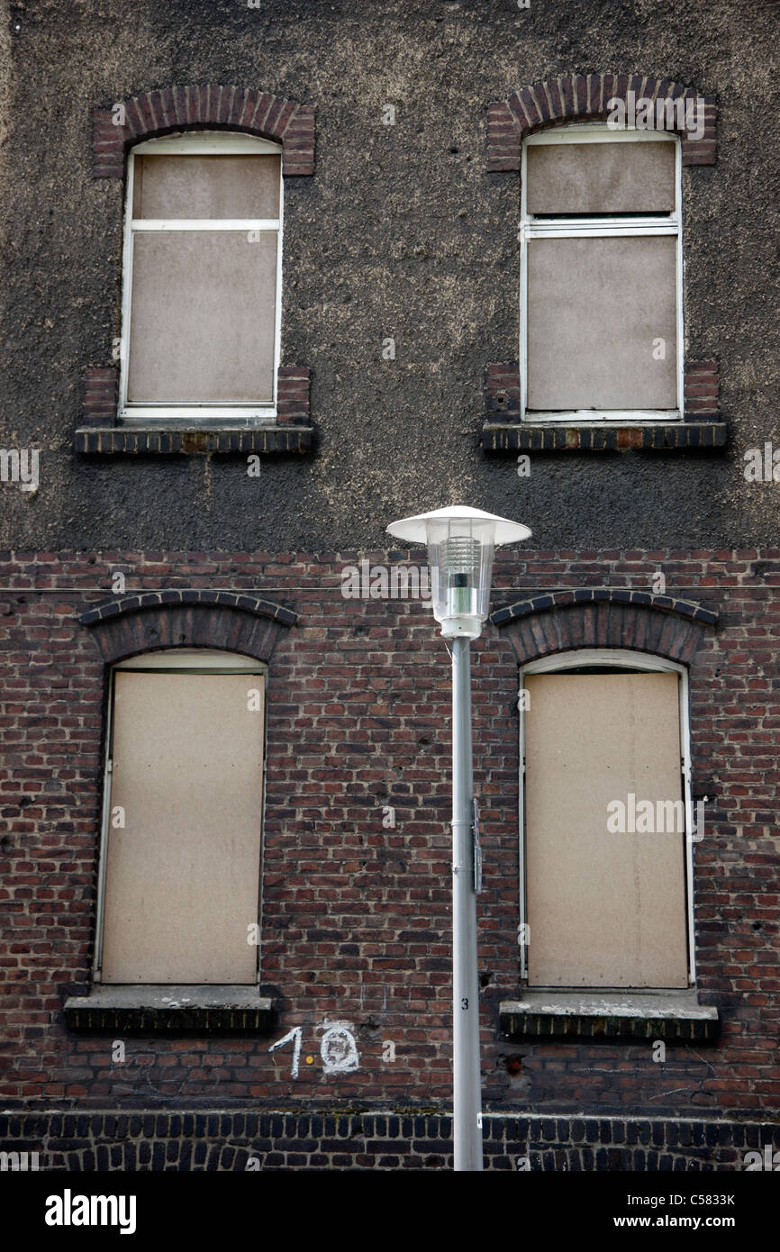 Condemned house hi-res stock photography and images - Alamy