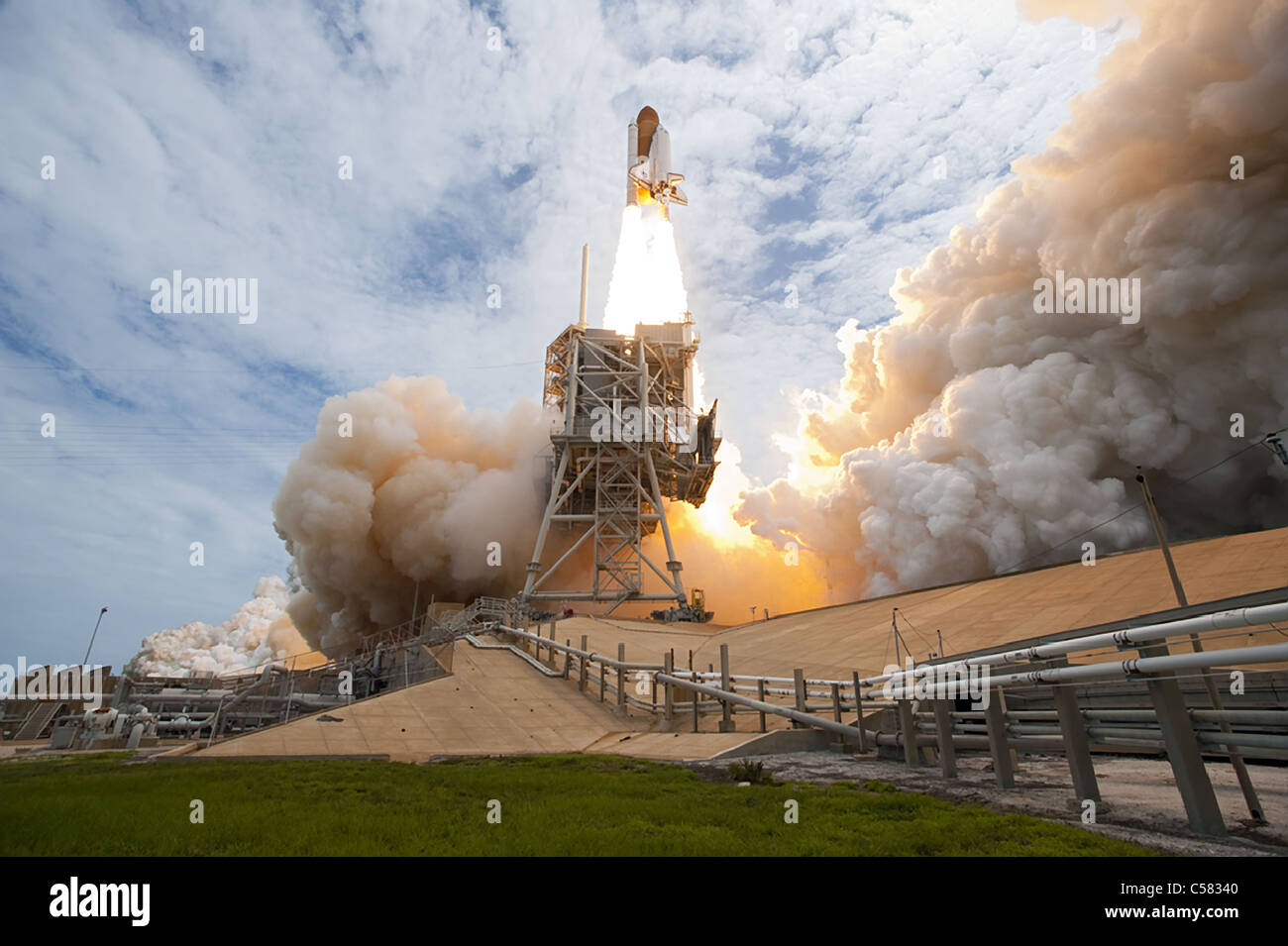 Atlantis sts 135 lifts off hi-res stock photography and images - Alamy