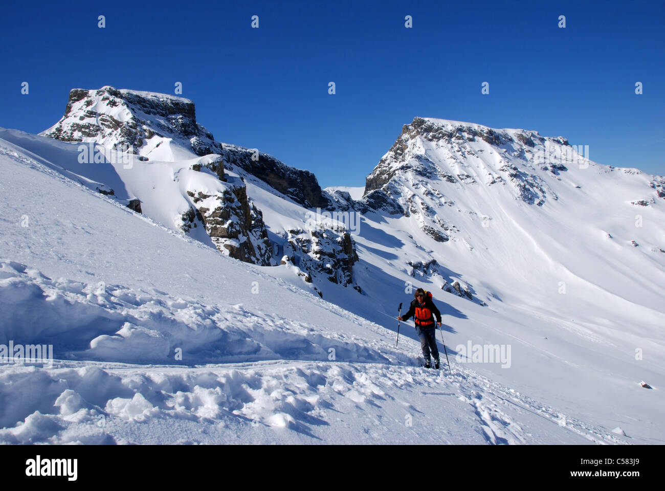 Footbridge horn hi-res stock photography and images - Alamy